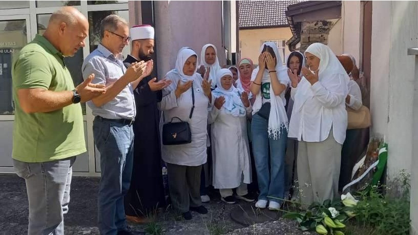 Srebreničke majke i preživjele žrtve genocida obilaze mjesta masovnih ...